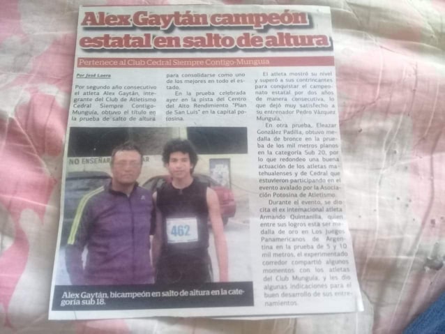 Alejandro Gaytán, campeón de atletismo entrena entre llantas y tarimas
