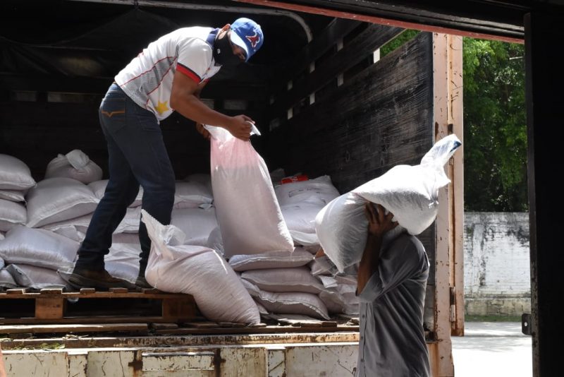 Entrega materiales de construcción y semillas de granos básicos