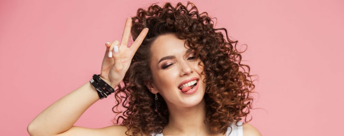 ¿Cómo lucir unos rizos definidos y con volumen si eres lacia?