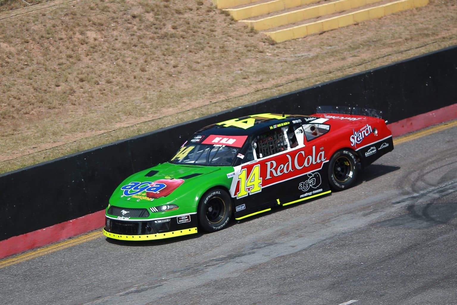 Alex de Alba domina en su casa, y se lleva el triunfo en el Ovalo ...